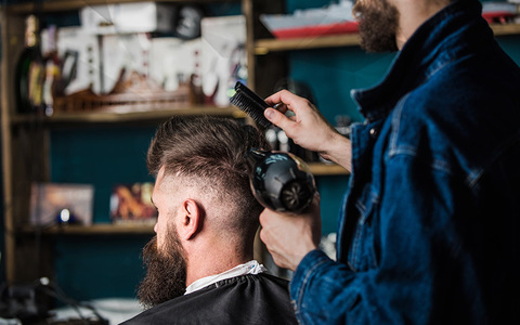 Video tutorial on how to blow-dry and finish men's hair